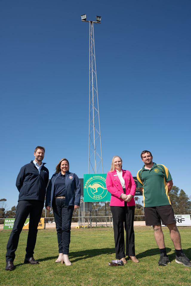 White knight lights up oval | The Murray Valley Standard